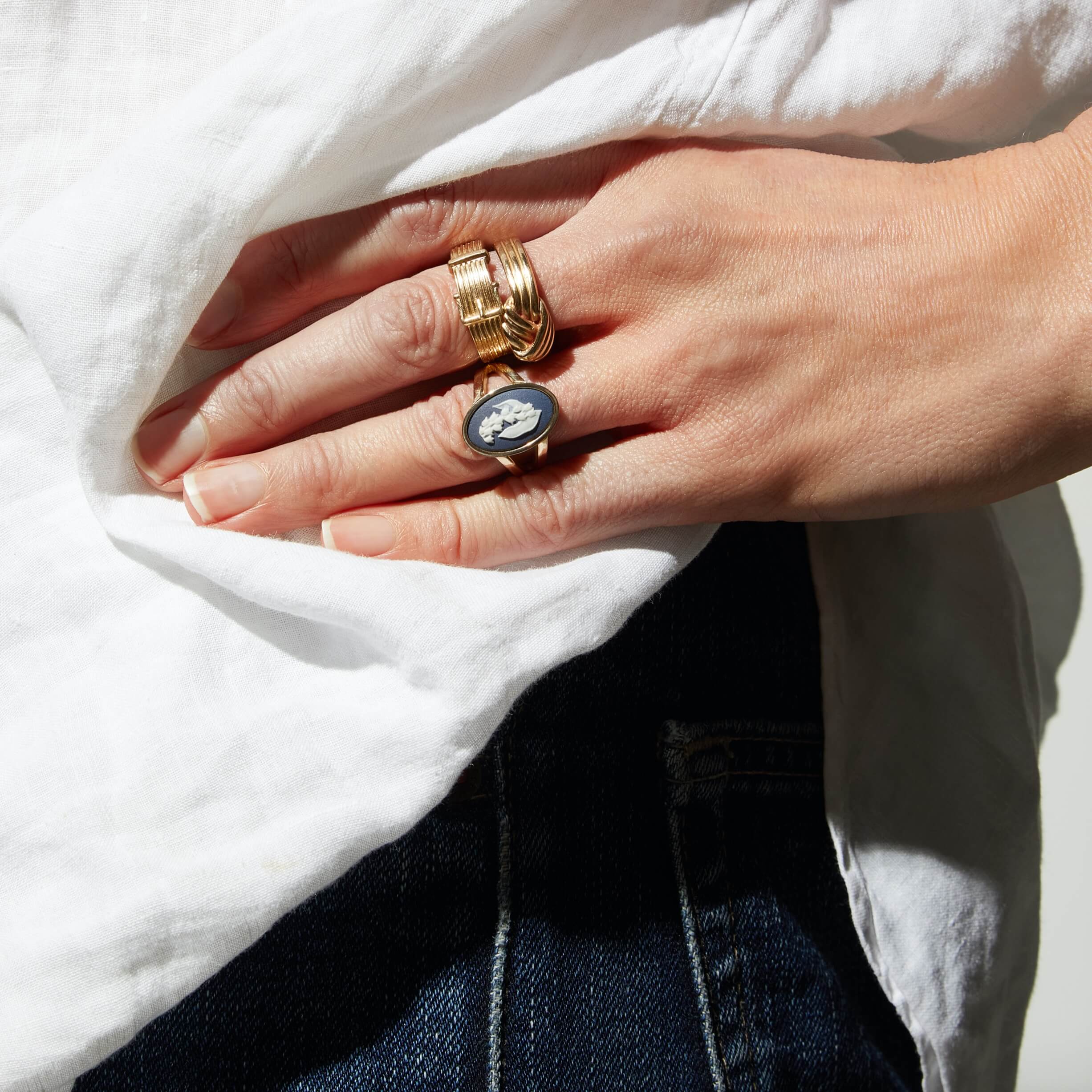 NAVY/WHITE BLUEBELL VINTAGE CERAMIC CAMEO GOLD SPLIT RING – Ferian